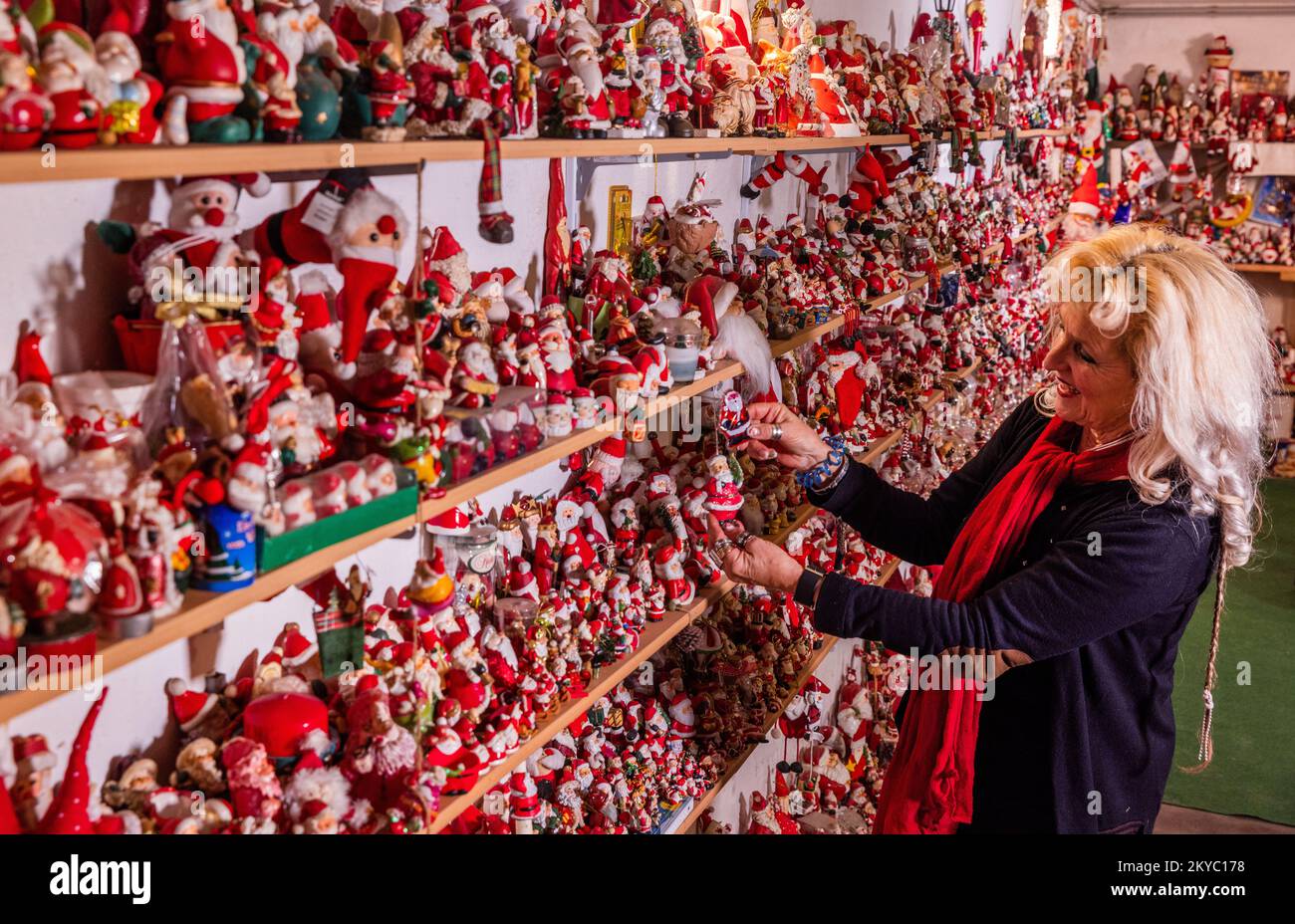 Alt Krenzlin, Germany. 30th Nov, 2022. Ines Jasmand-Spindler sorts ...