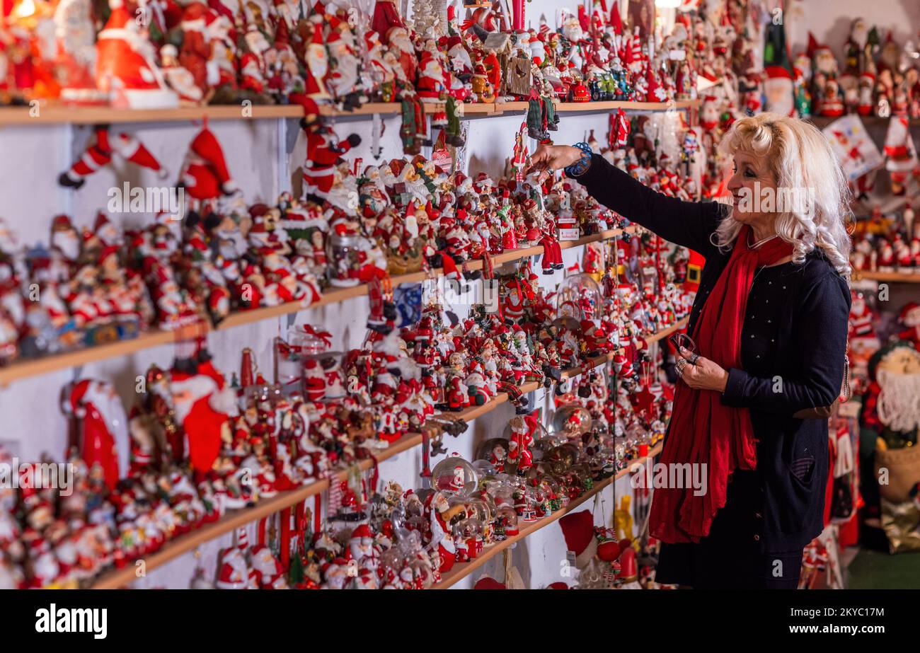 Alt Krenzlin, Germany. 30th Nov, 2022. Ines Jasmand-Spindler sorts ...