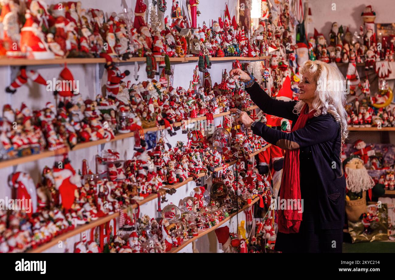 Alt Krenzlin, Germany. 30th Nov, 2022. Ines Jasmand-Spindler sorts ...