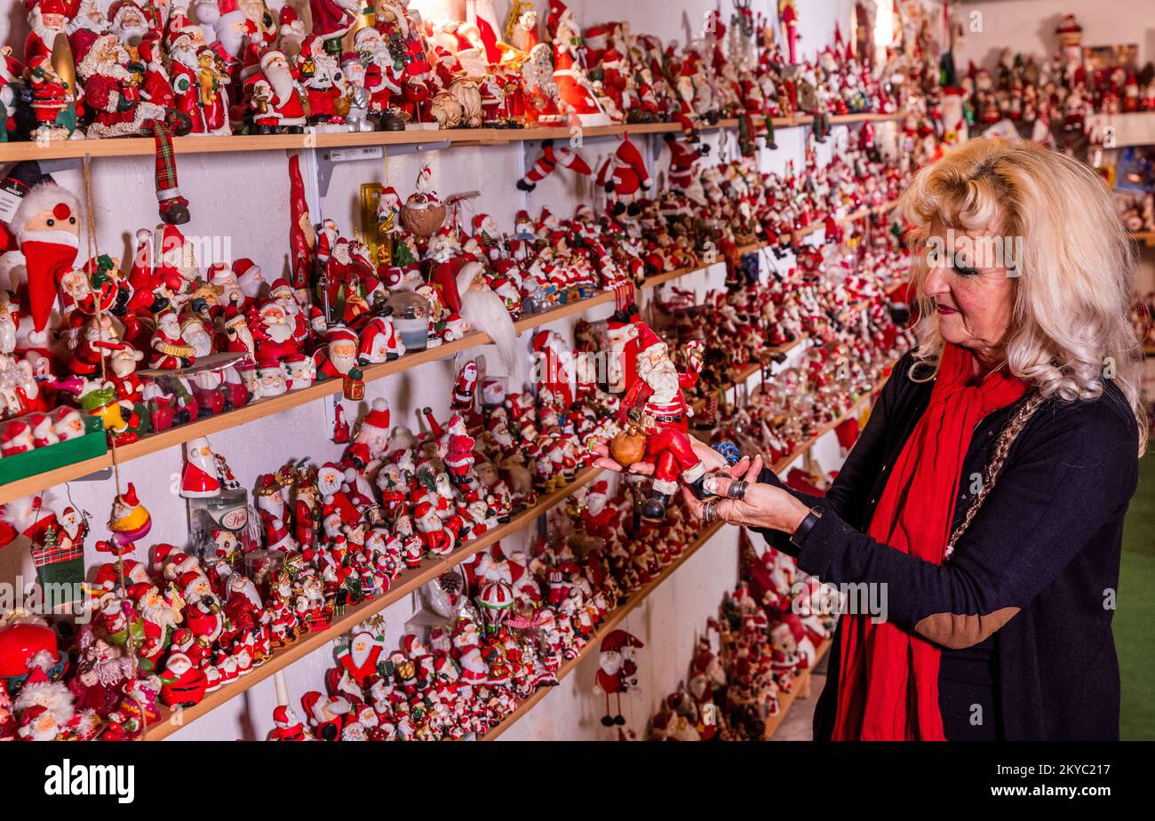 Alt Krenzlin, Germany. 30th Nov, 2022. Ines Jasmand-Spindler sorts ...