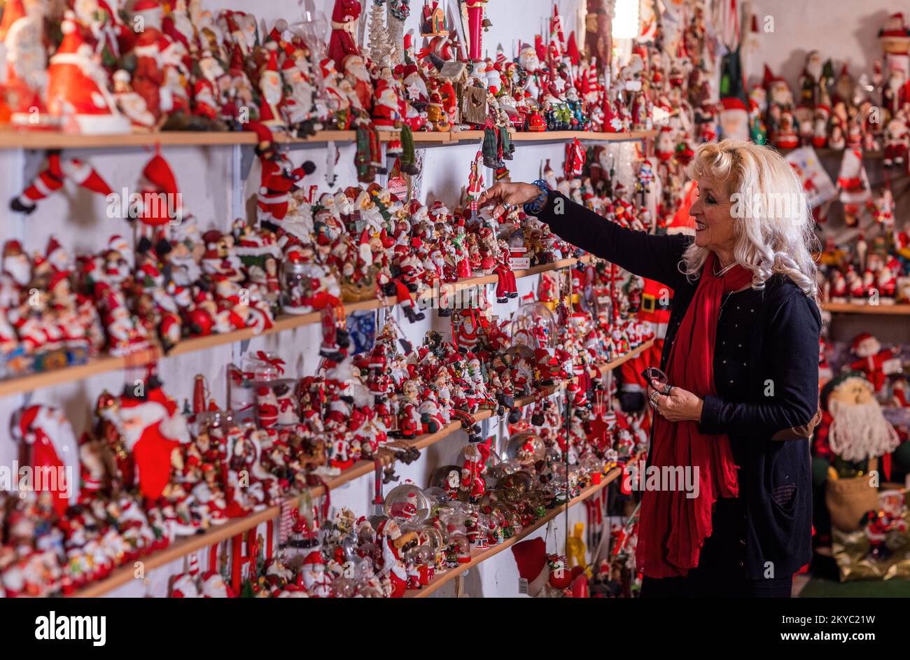 Alt Krenzlin, Germany. 30th Nov, 2022. Ines Jasmand-Spindler sorts ...
