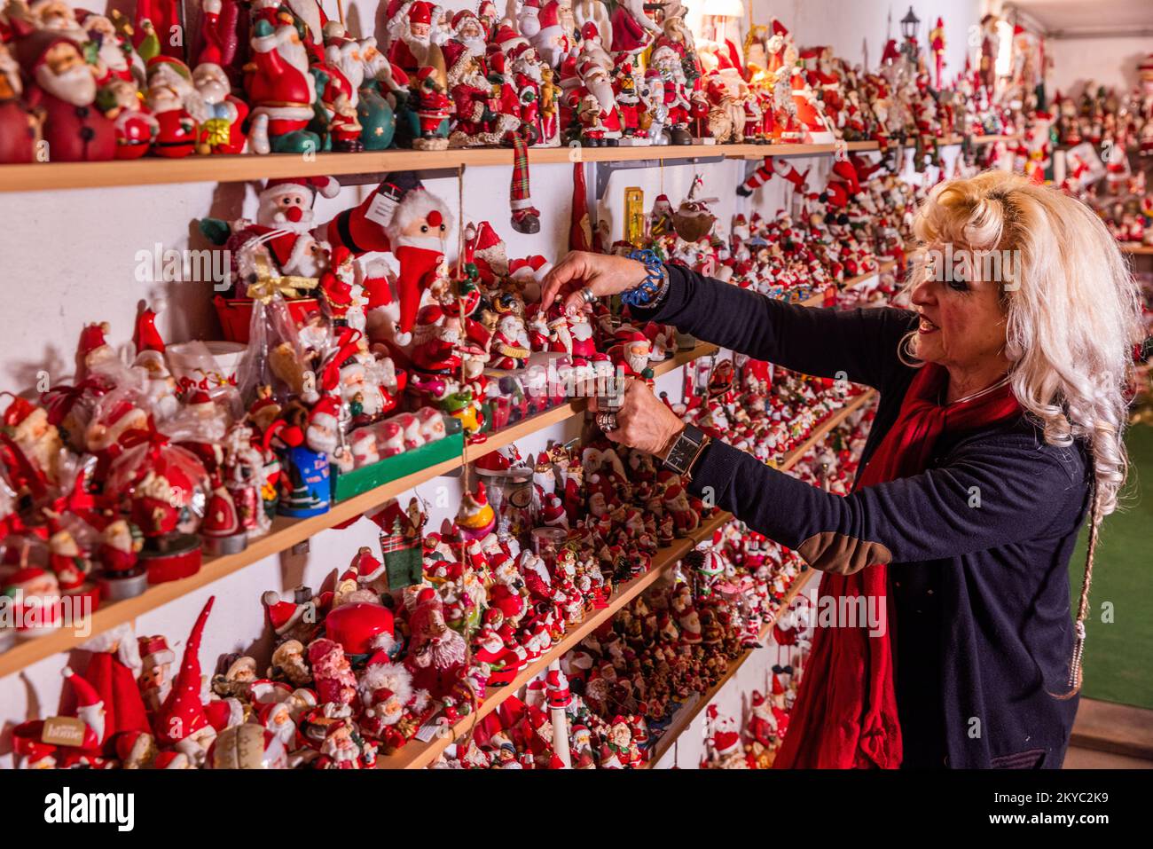 Alt Krenzlin, Germany. 30th Nov, 2022. Ines Jasmand-Spindler sorts ...