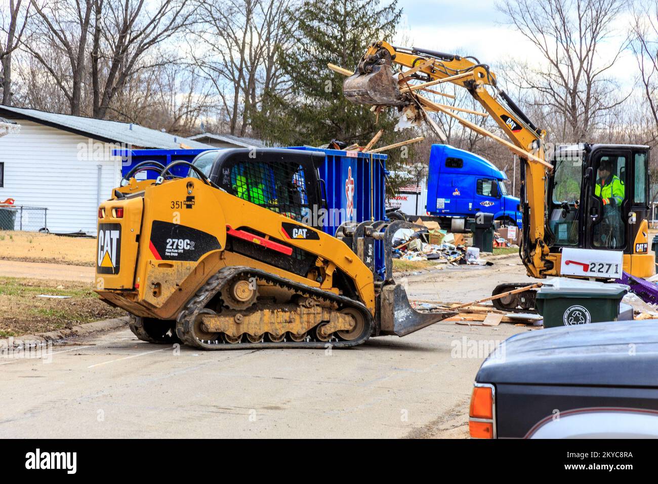 Cleanup begins after the Meramec River flooded a few days earlier to ...
