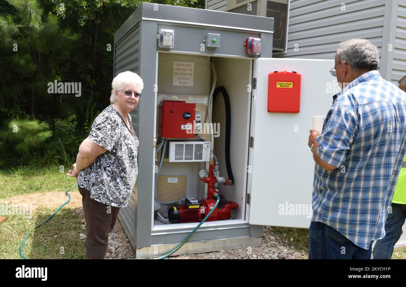 Flood survivors, Carl and Brenda Gantt of Deweyville, admire the fire ...