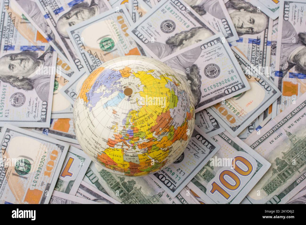 World globe banknotes hi-res stock photography and images - Alamy