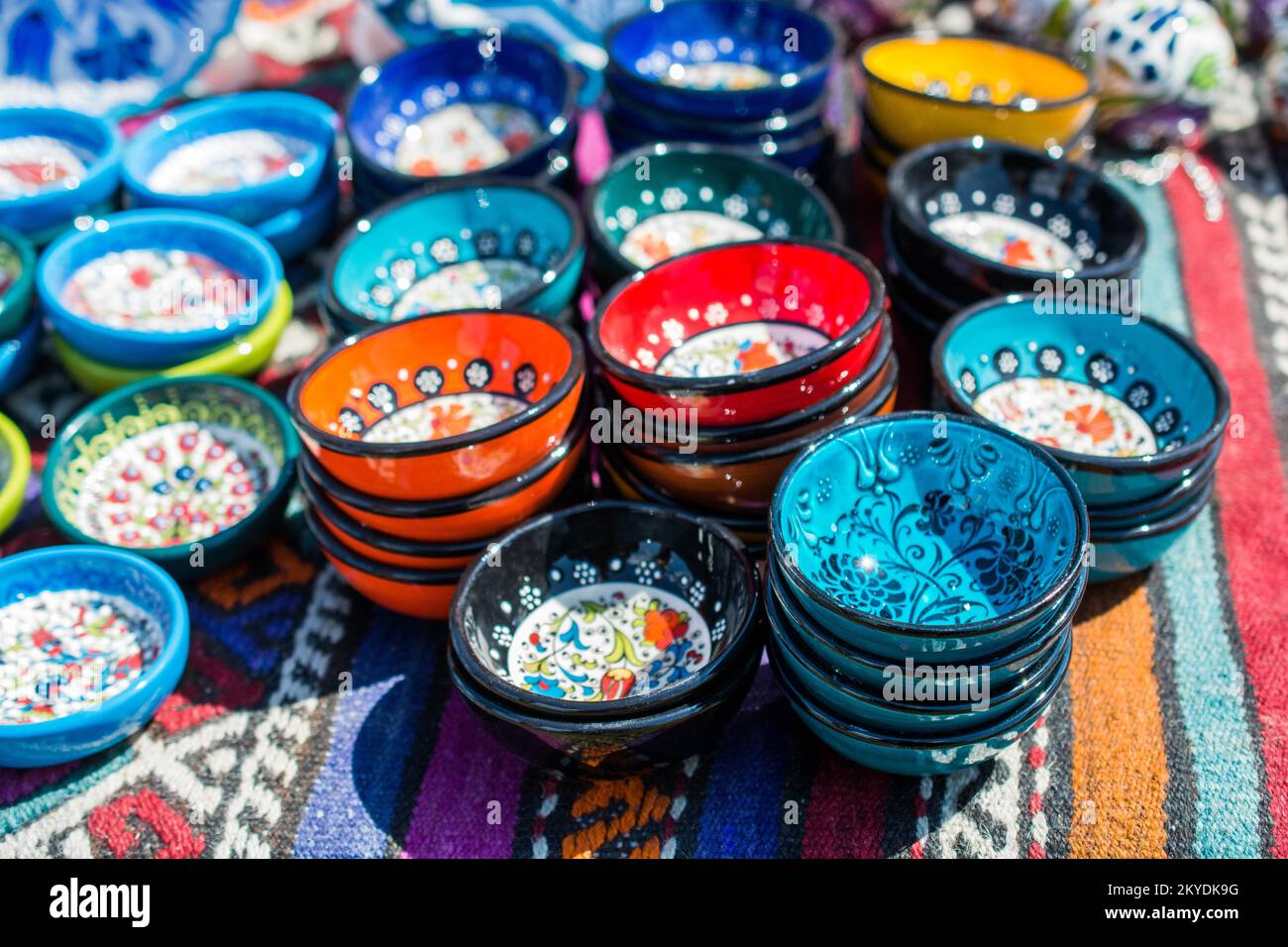 Traditional Turkish ceramic plates in bazaar Stock Photo - Alamy
