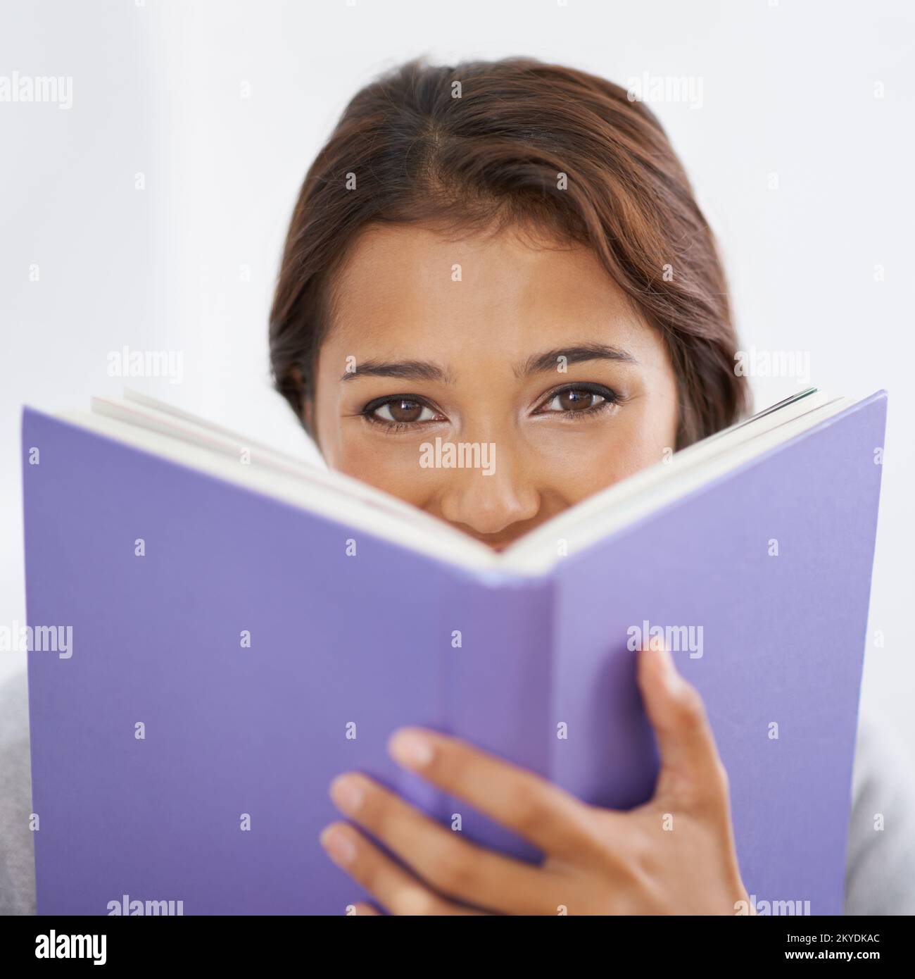 Pretty woman reading book table hi-res stock photography and images - Alamy