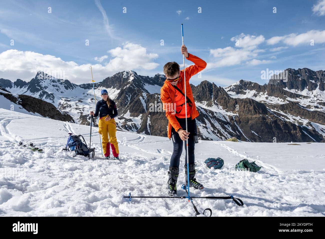 Search for buried subjects with the avalanche transceiver and probe ...