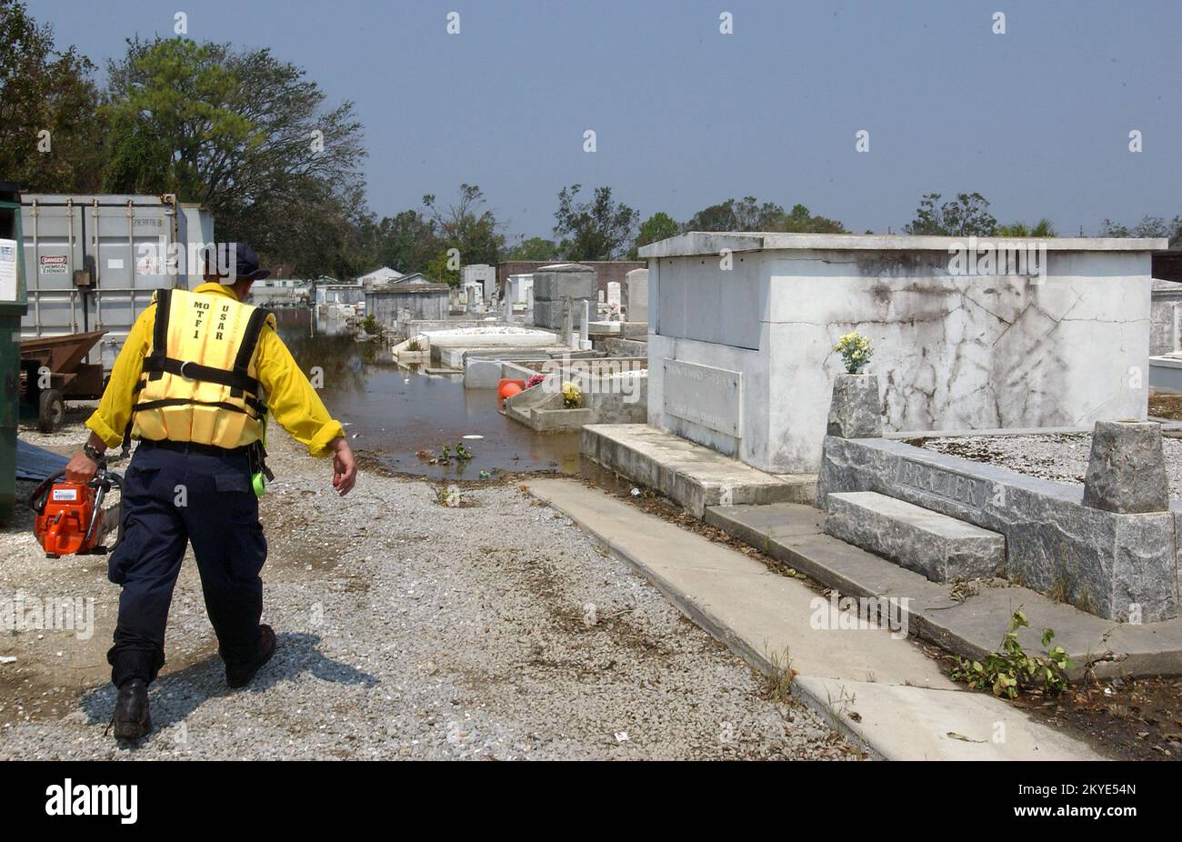 Hurricane katrina rooftop rescue hi-res stock photography and images ...