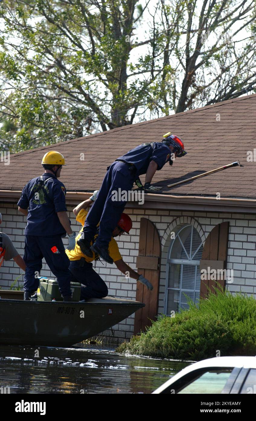 Hurricane katrina rescue roof hi-res stock photography and images - Alamy