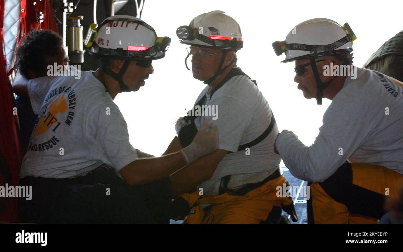 Hurricane katrina rescue helicopter hi-res stock photography and images ...
