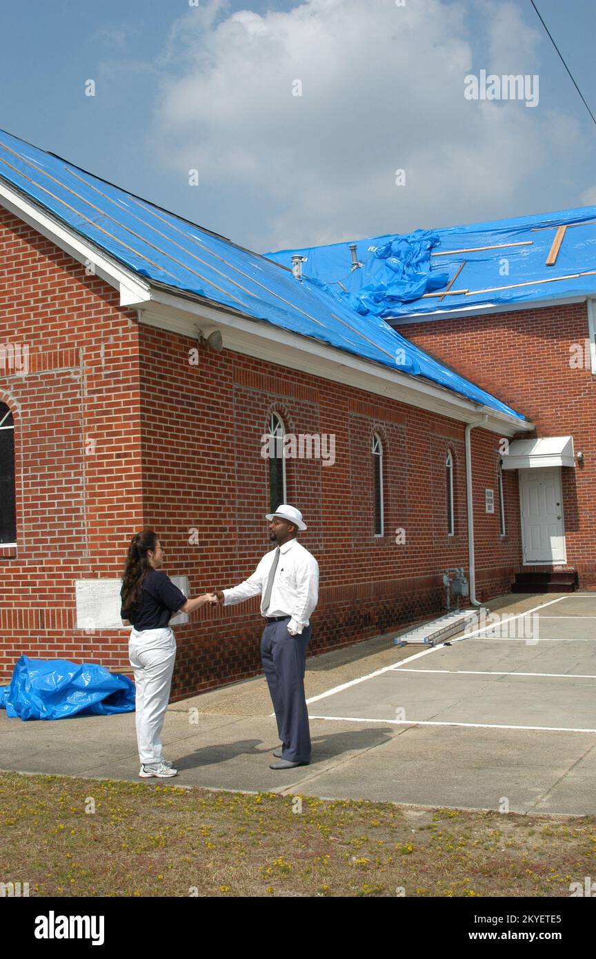 Blue tarp roof hi-res stock photography and images - Alamy