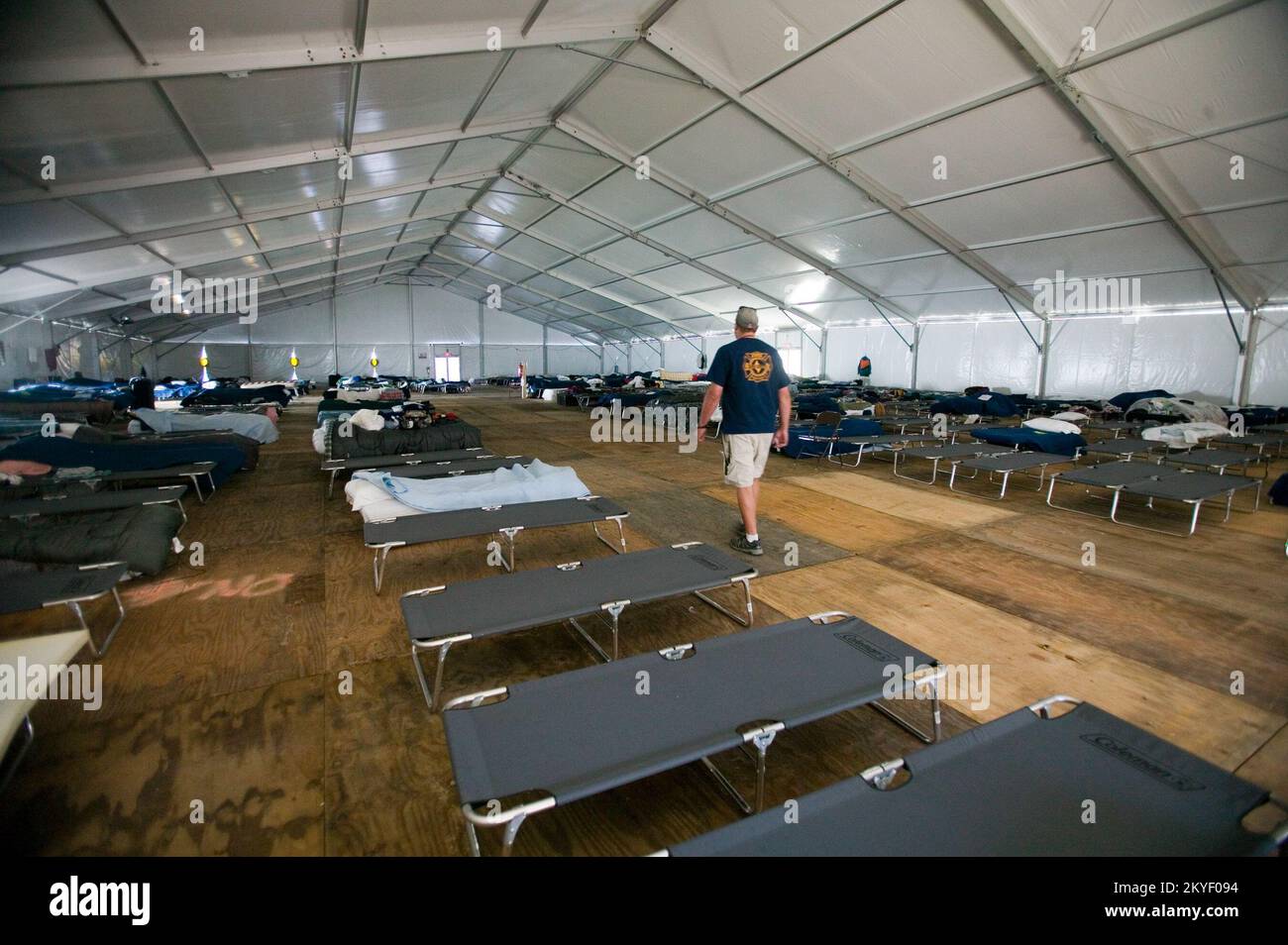 Hurricane Katrina, Algiers, LA., 10/29/2005 -- Lines of cots and a ...