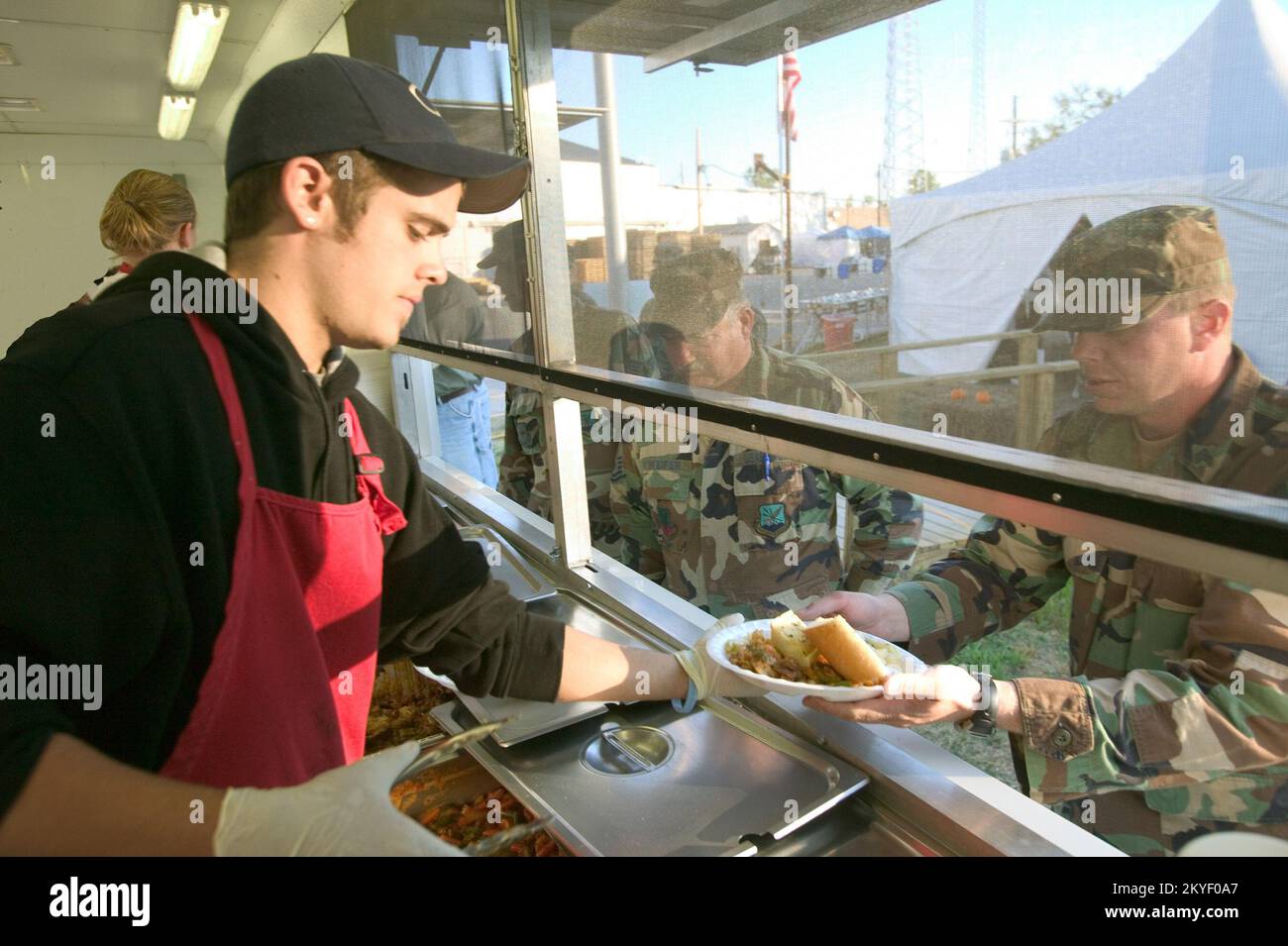 Catering workers military hi-res stock photography and images - Alamy