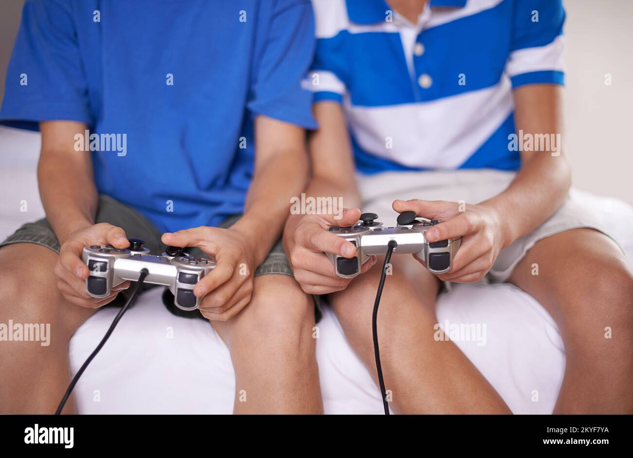 Two kids playing video games hi-res stock photography and images - Alamy