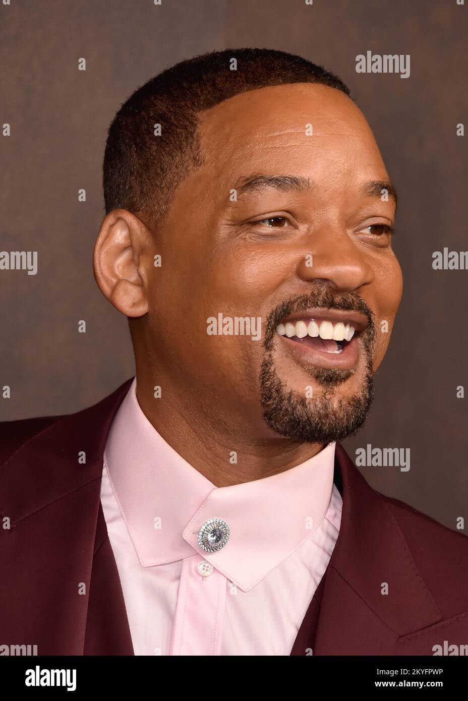 Will Smith walking the red carpet at the premiere for Apple Original ...