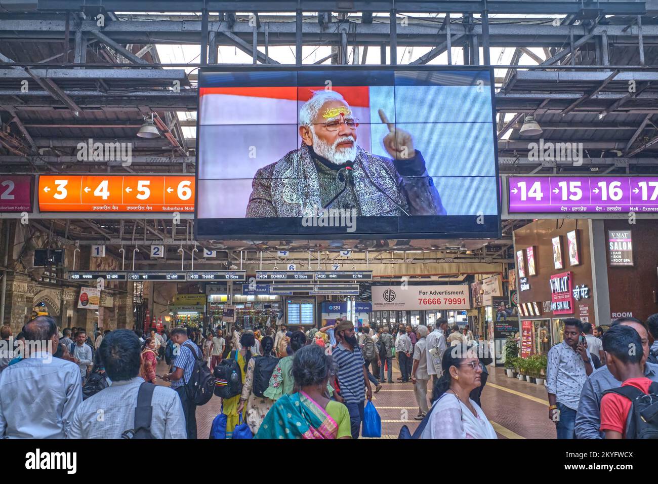 Giant television screen hi-res stock photography and images - Alamy