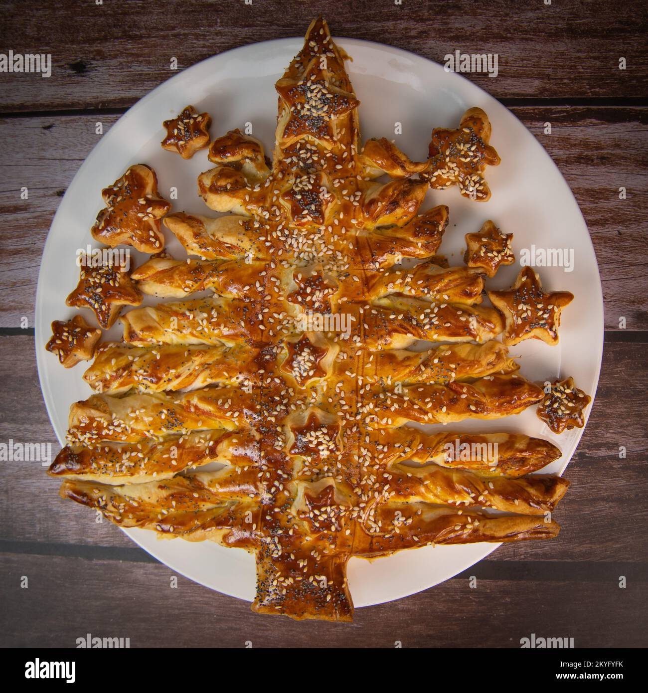 Christmas tree recipe with puff pastry, smoked salmon and garlic and ...