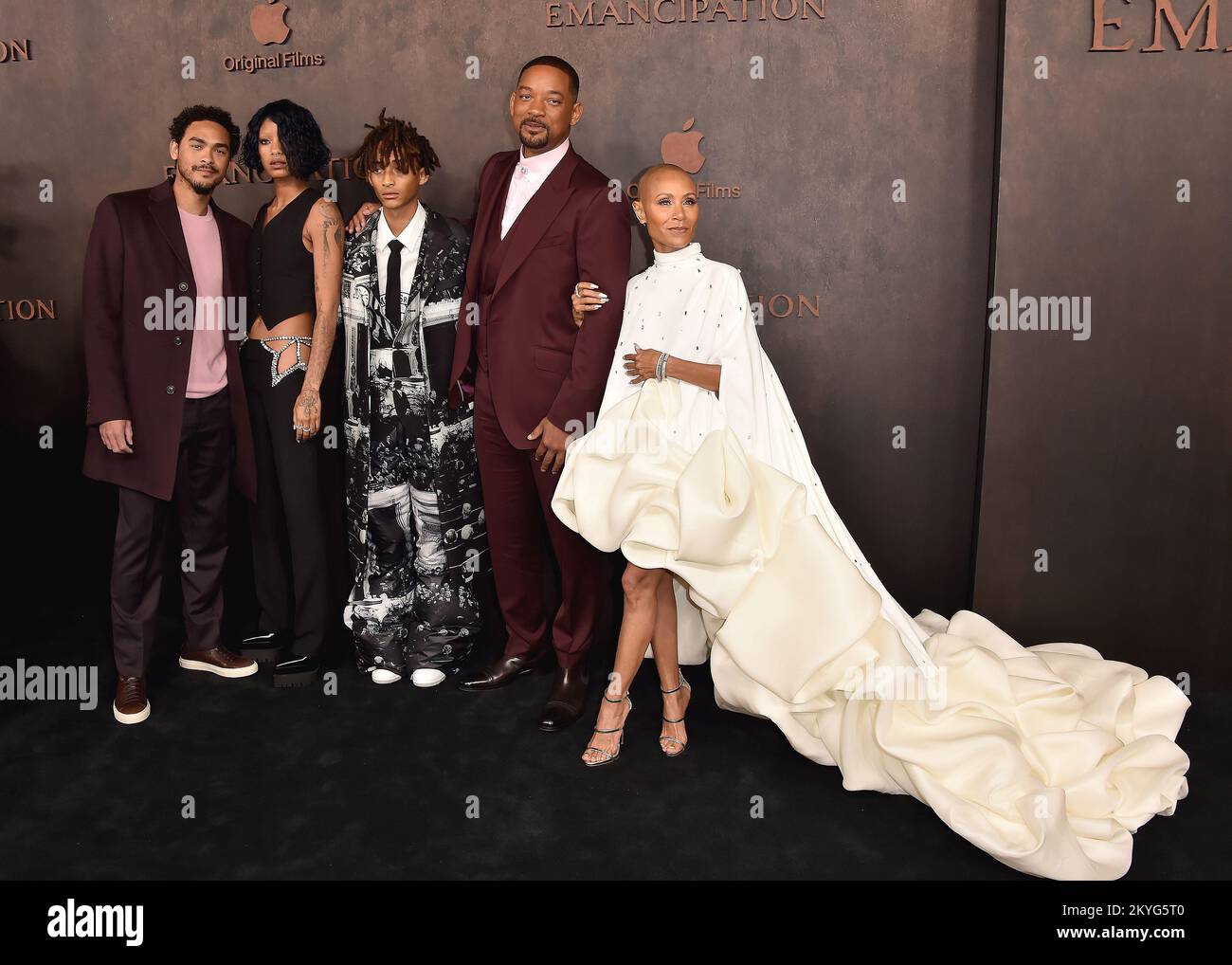 Will Smith and Jada Pinkett Smith walking the red carpet at the ...