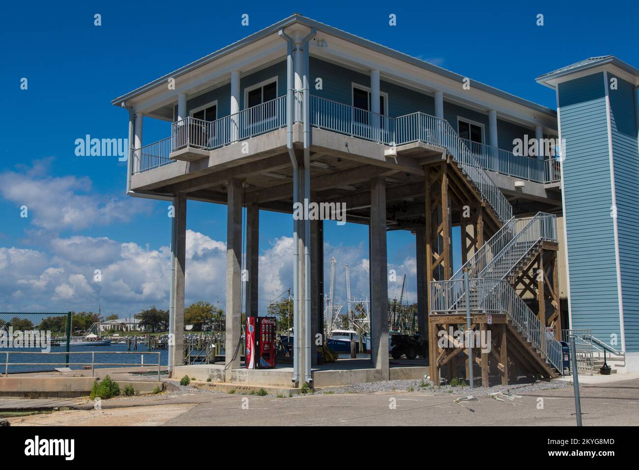 Cantilevered columns hi-res stock photography and images - Alamy