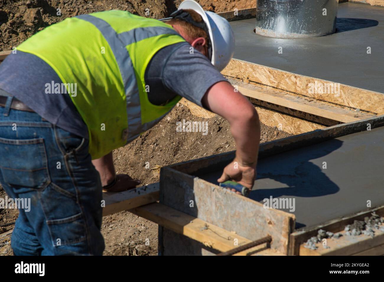 Biloxi, MS, May 6, 2015 - A construction worker from Oscar Renda ...