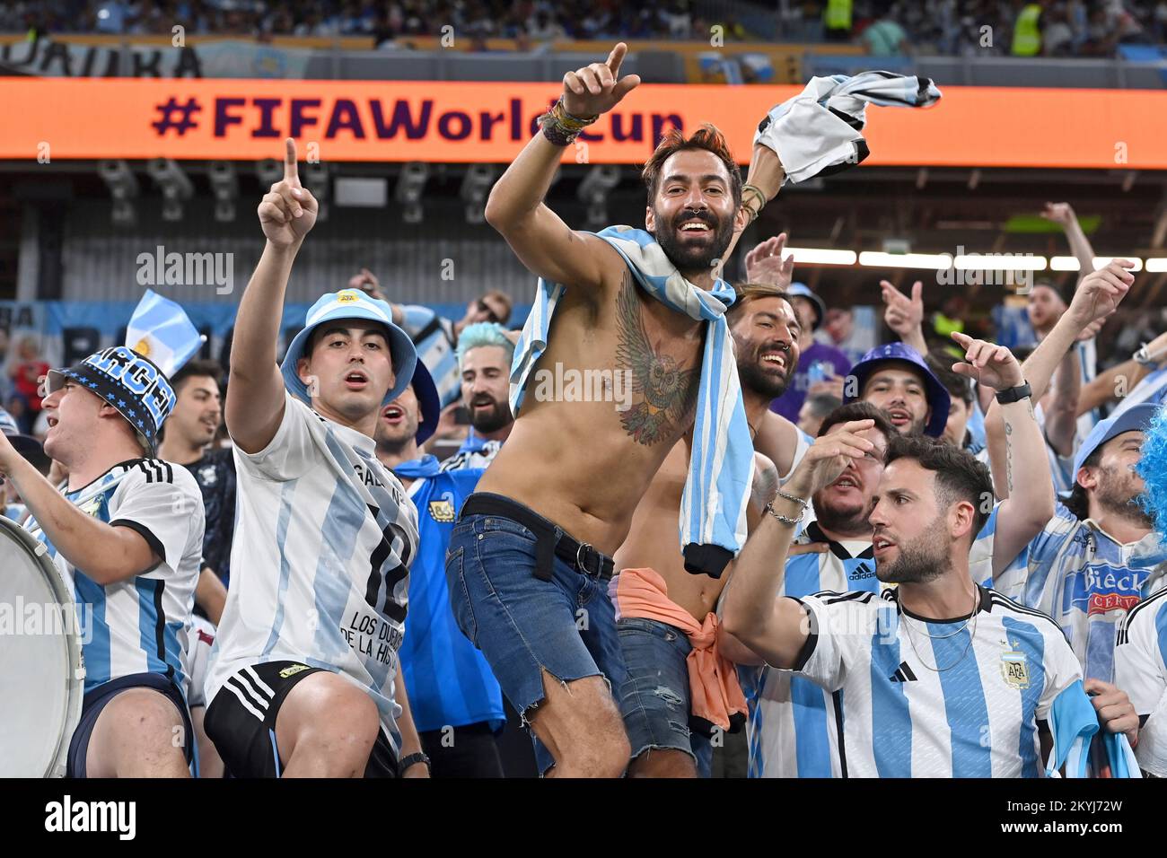 Doha, Katar. 30th Nov, 2022. Argentinian fans, football fans ...