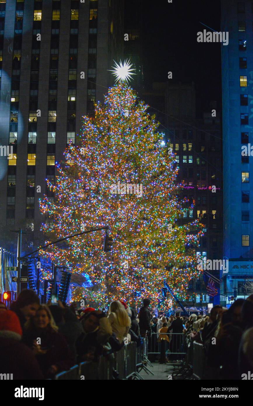 Rockefeller center new york 2022 tree hi-res stock photography and ...