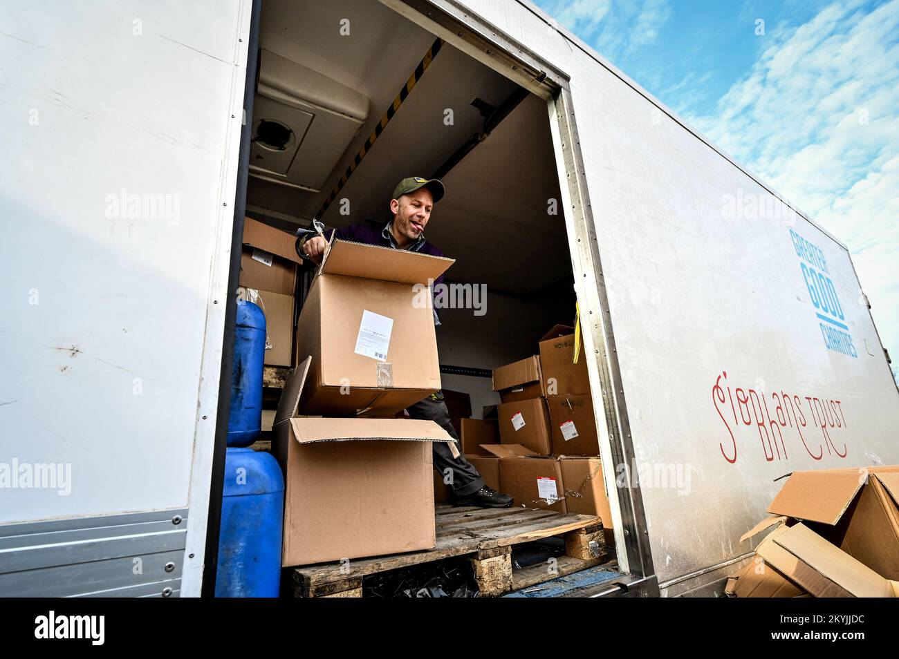 Non Exclusive: ZAPORIZHZHIA, UKRAINE - NOVEMBER 30, 2022 - A man ...