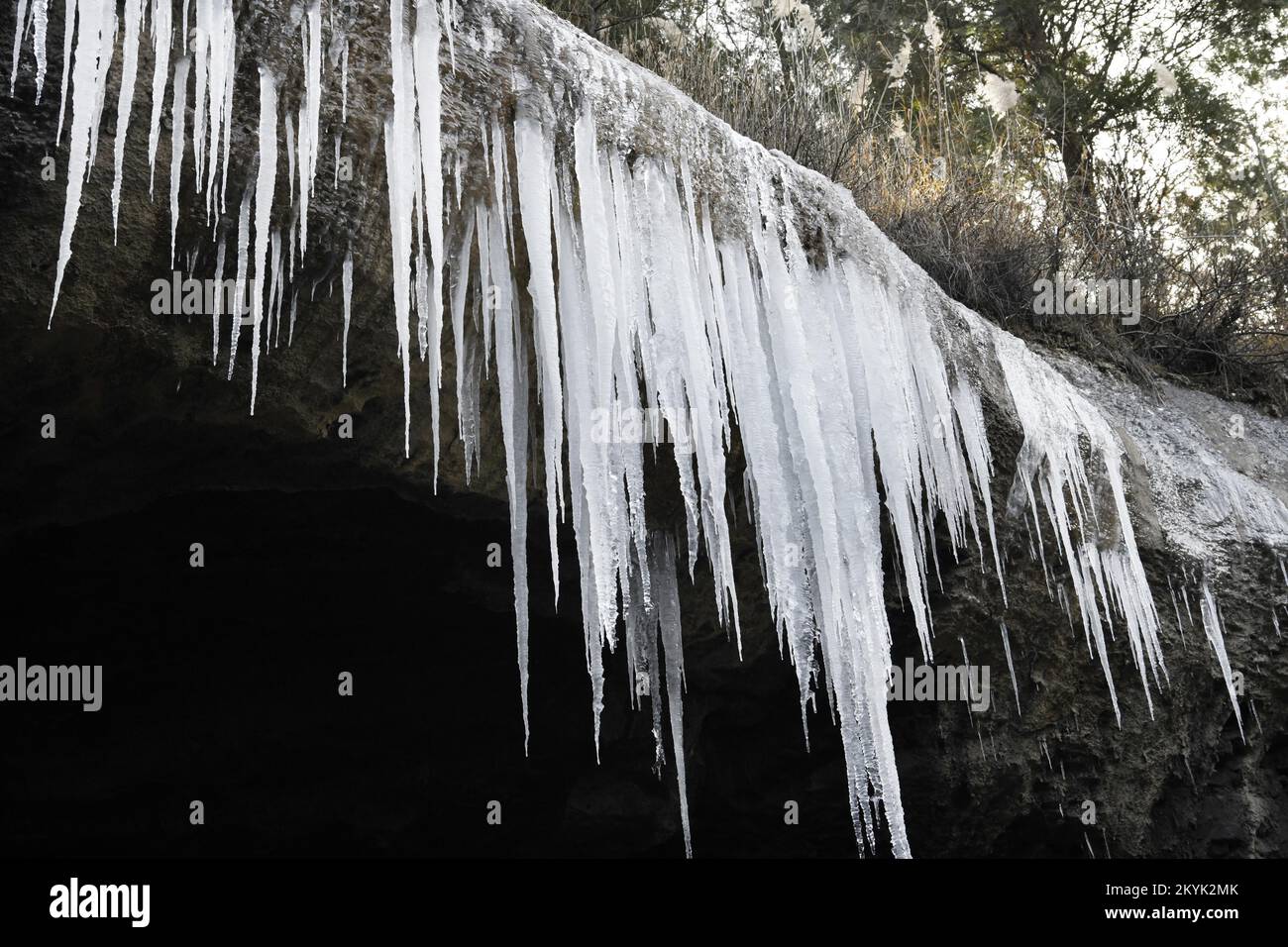 The beautiful icicle scenery on the cliff of Meihua Mountain, Xuzhuang ...