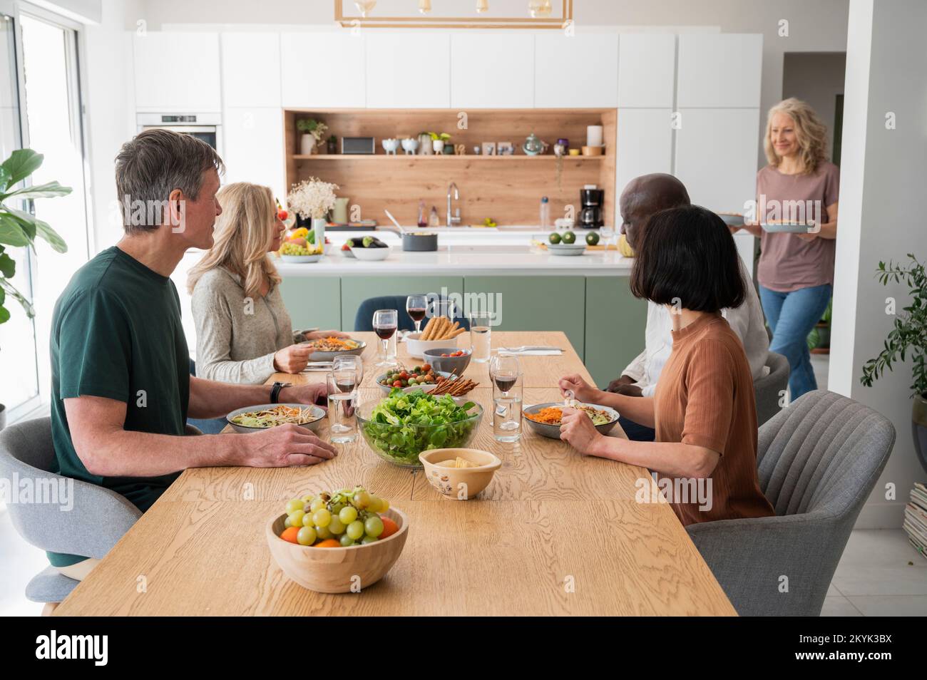 Middle east family dinner hi-res stock photography and images - Alamy