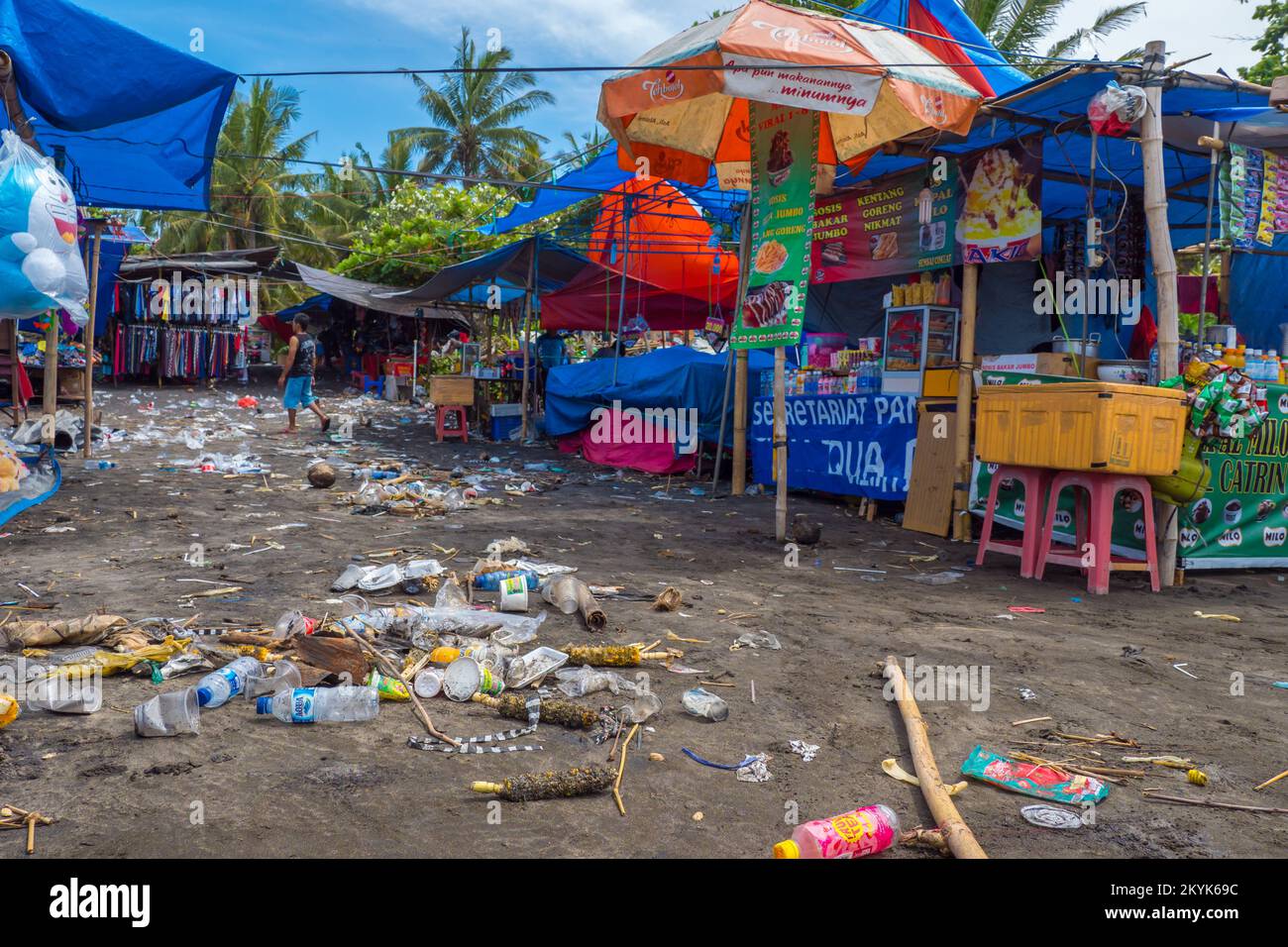 Plastic pollution and garbage from the Indian Ocean collects on the ...