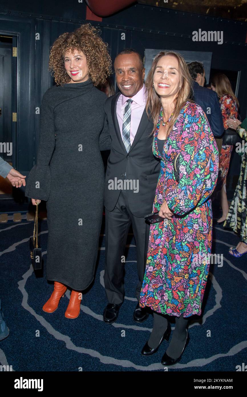 New York, United States. 30th Nov, 2022. Sugar Ray Leonard (C) and ...