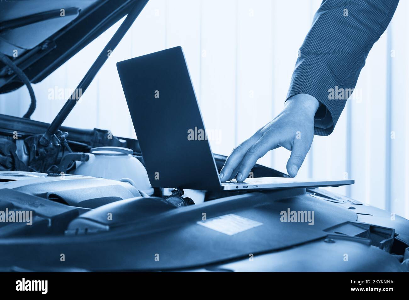 Car mechanic using computer in auto repair shop Stock Photo - Alamy