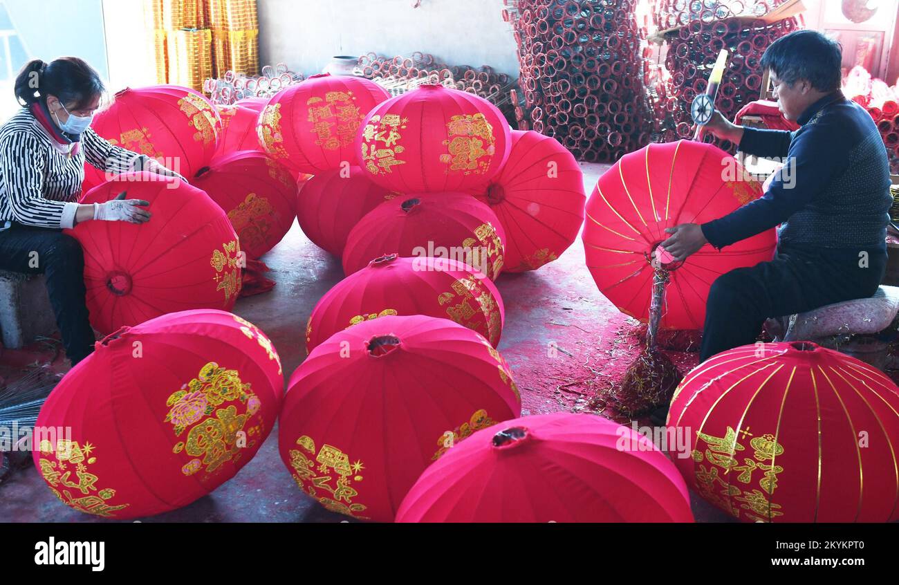 Workers are busy making lanterns in Yangzhao Lantern Industrial Park ...