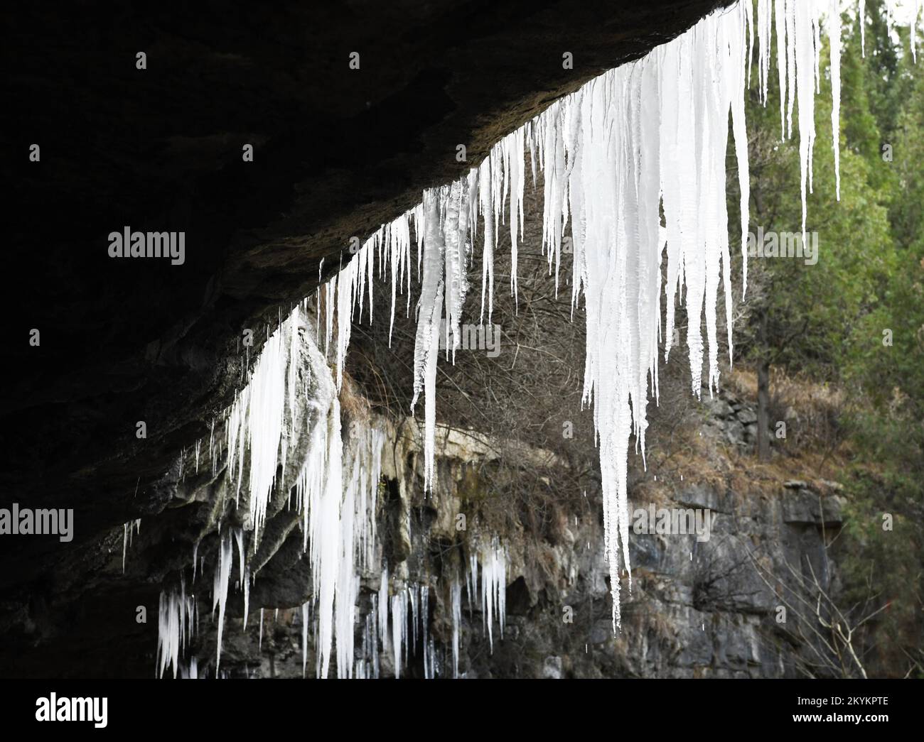 The beautiful icicle scenery on the cliff of Meihua Mountain, Xuzhuang ...