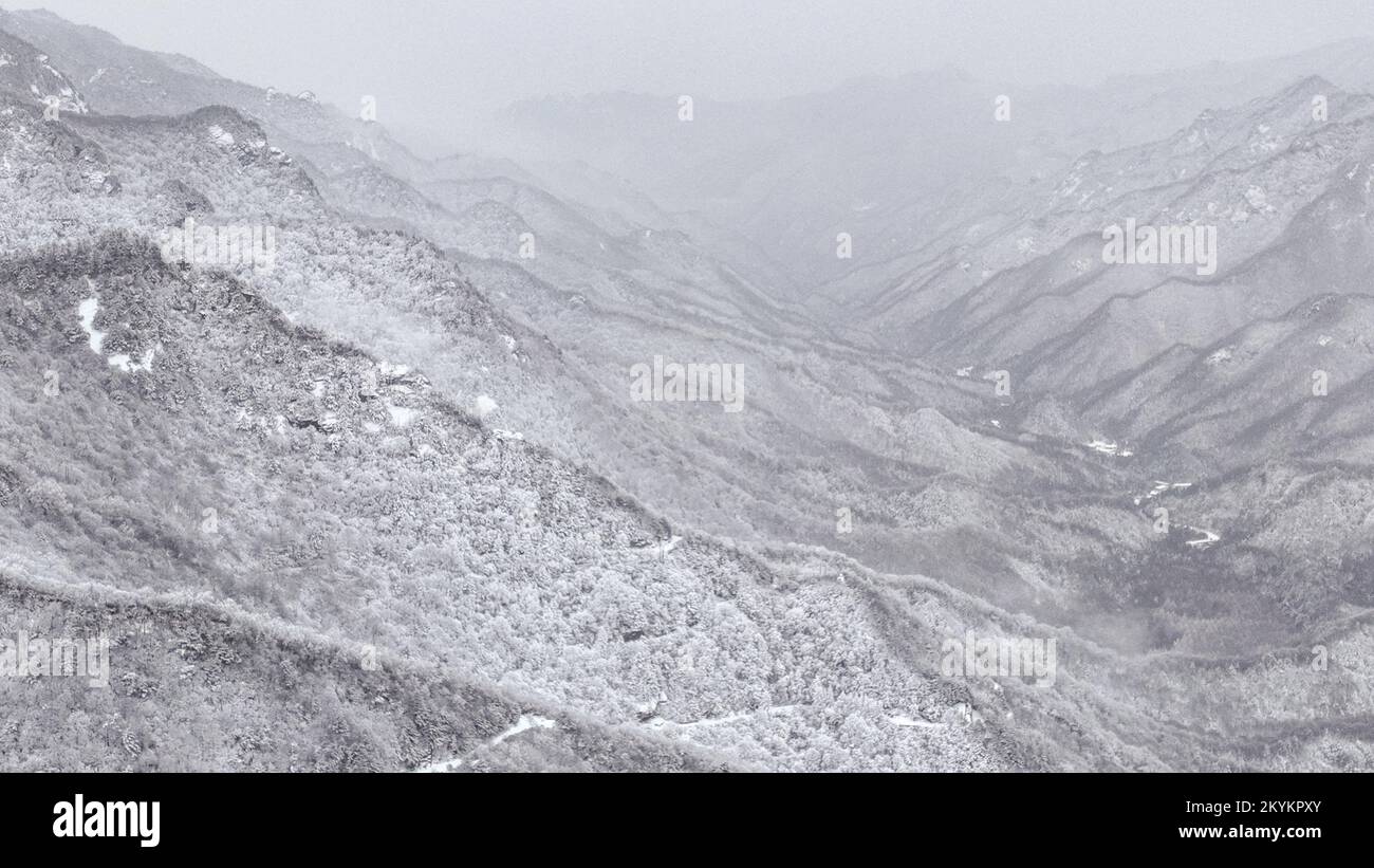 Aerial photo shows the snow scenery near the drainage divide of Qinling ...