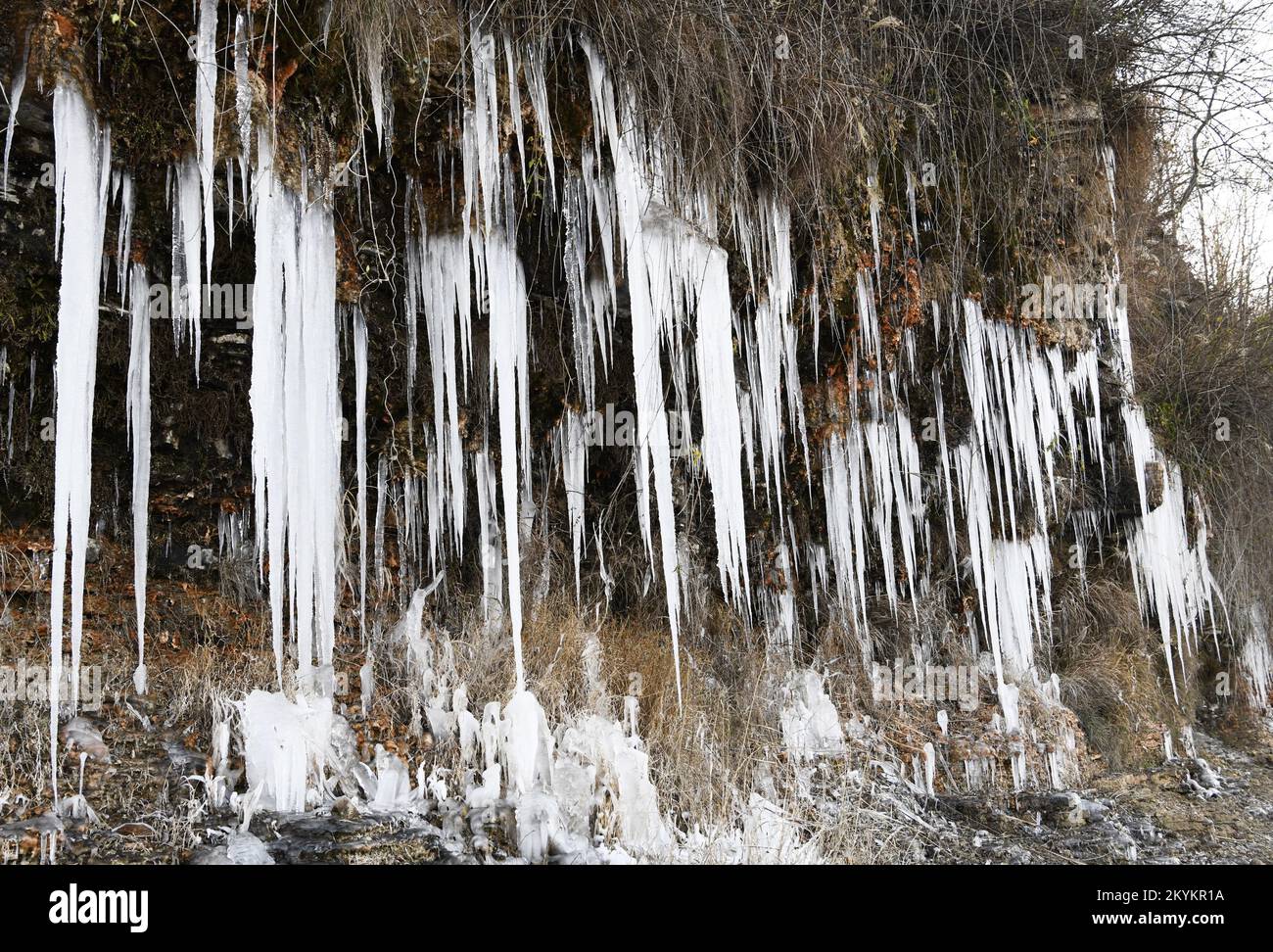 The beautiful icicle scenery on the cliff of Meihua Mountain, Xuzhuang ...
