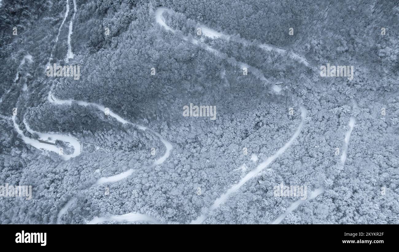 Aerial photo shows the snow scenery near the drainage divide of Qinling ...