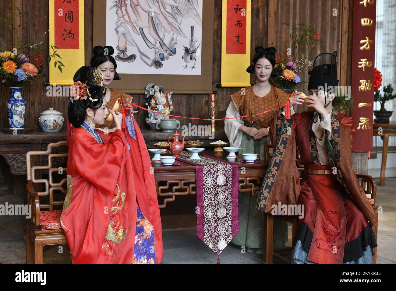 The traditional wedding customs activity was held in Heherenjian ...