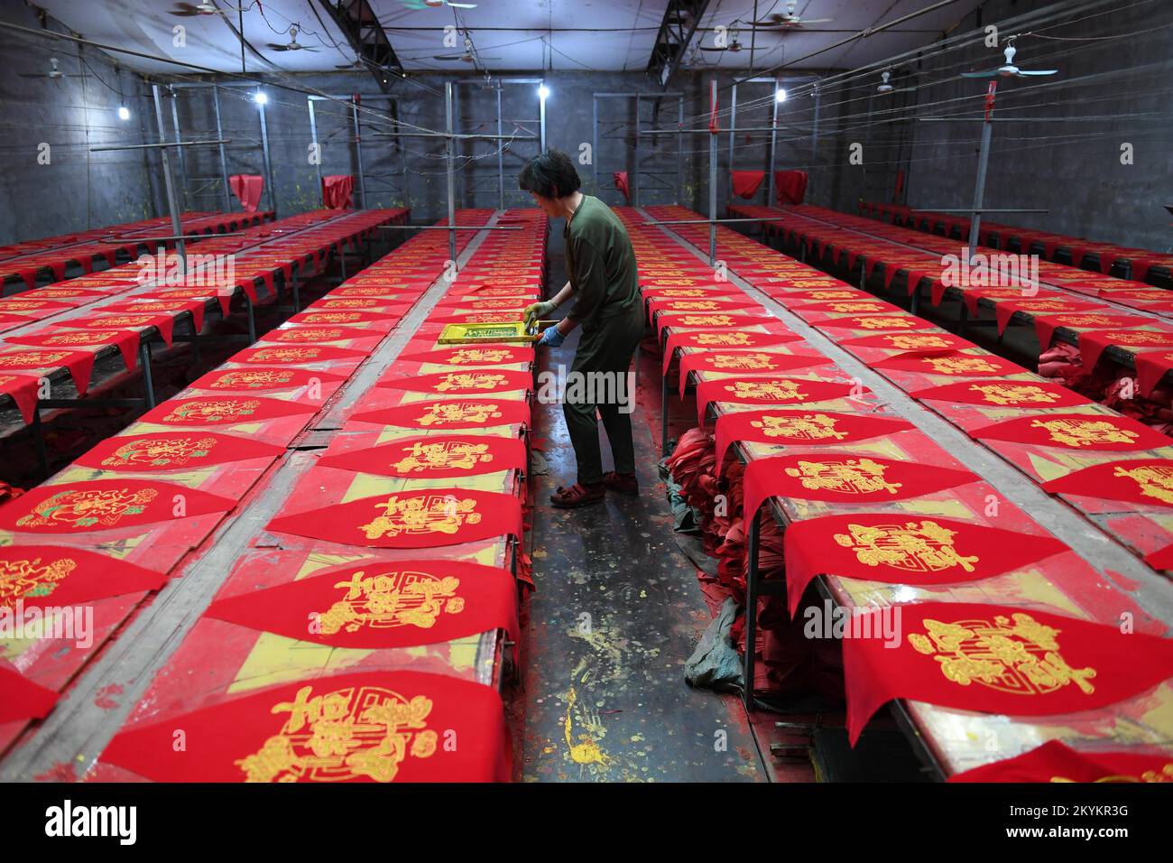Workers are busy printing lantern pattern in Yangzhao Lantern ...