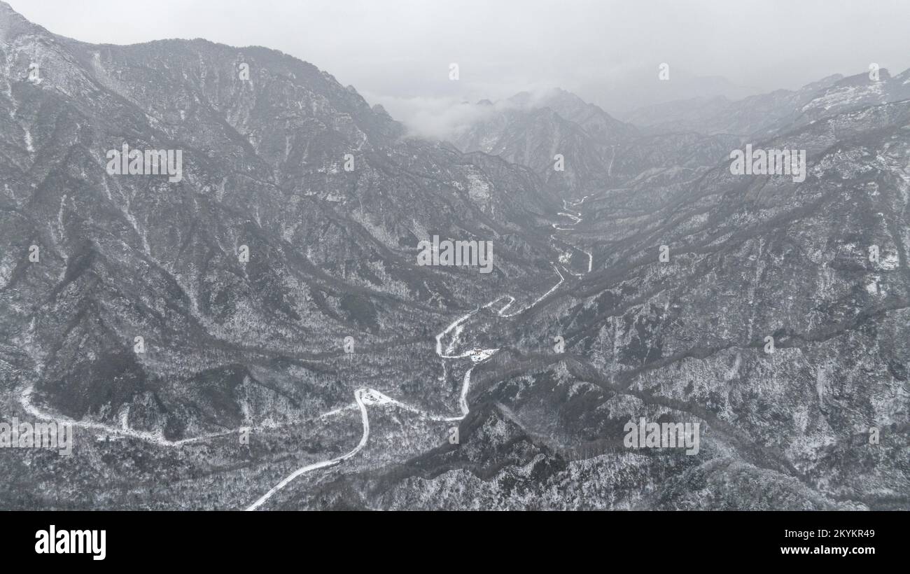 Aerial photo shows the snow scenery near the drainage divide of Qinling ...