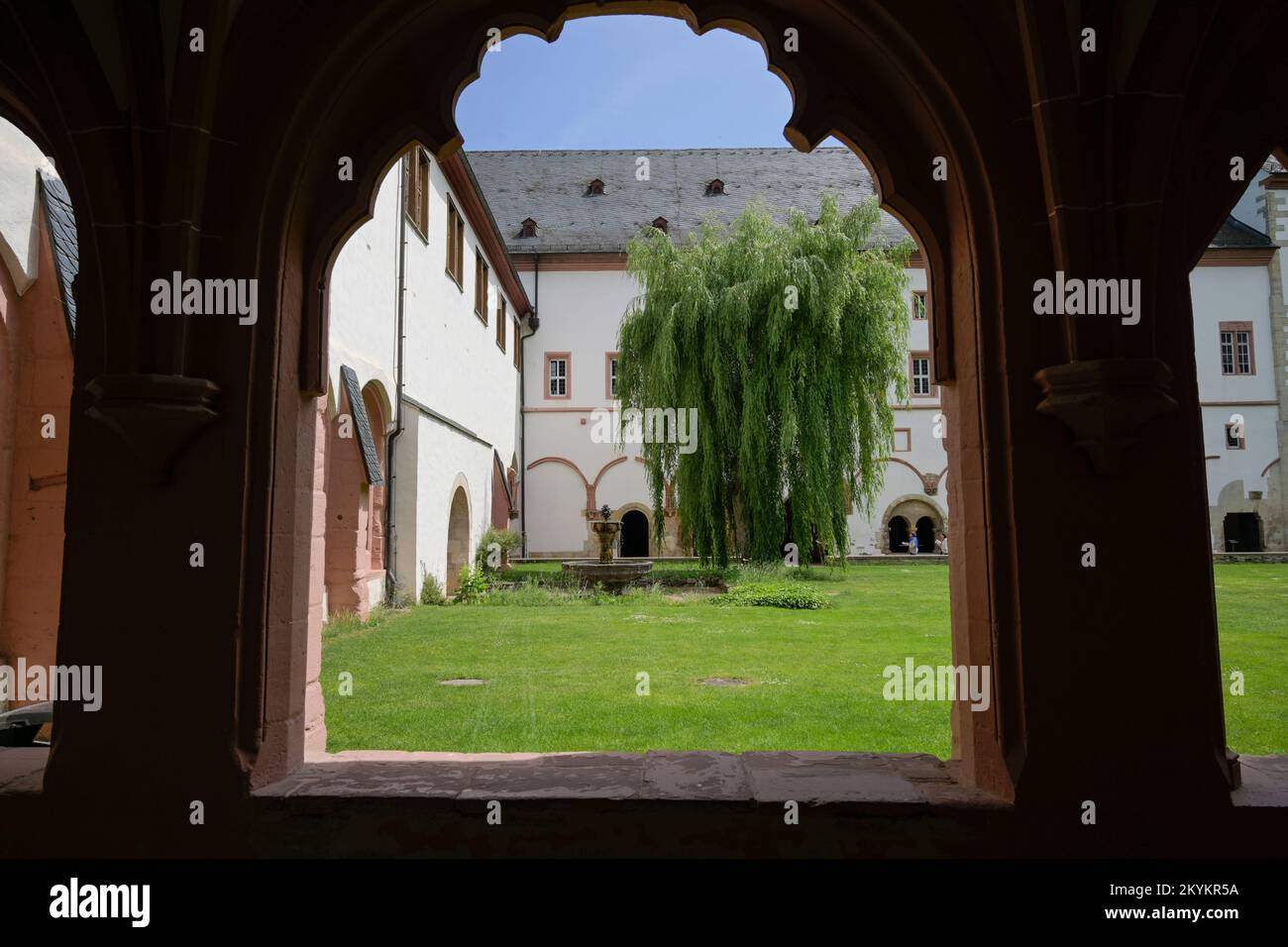 Kreuzgang mit Kreuzgarten, Kloster Eberbach, Eltville, Hessen ...