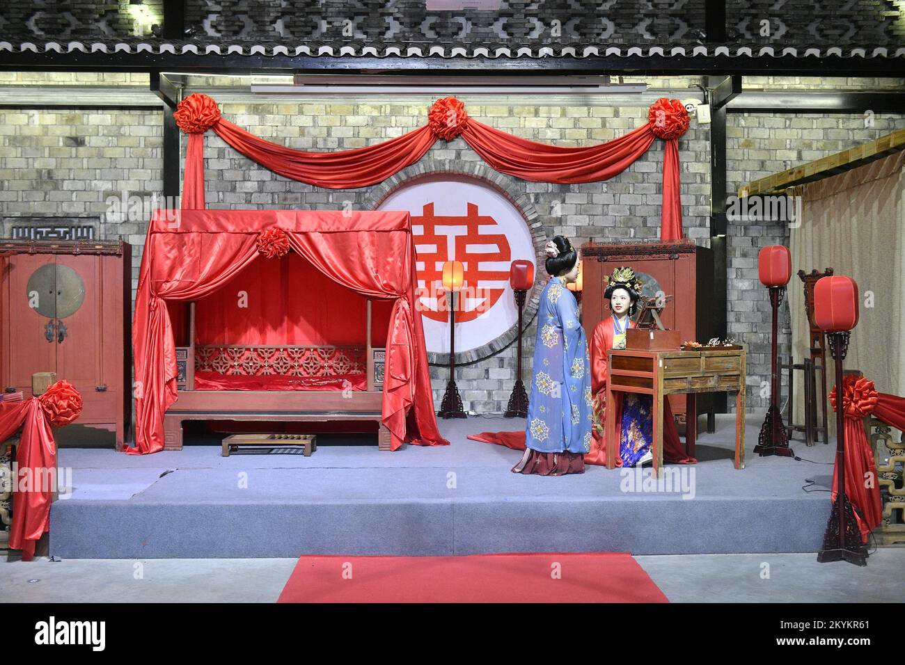 The traditional wedding customs activity was held in Heherenjian ...