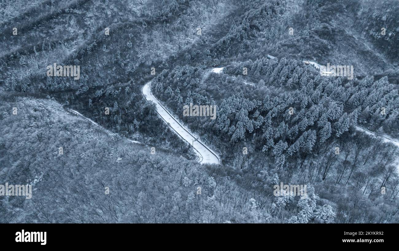 Aerial photo shows the snow scenery near the drainage divide of Qinling ...