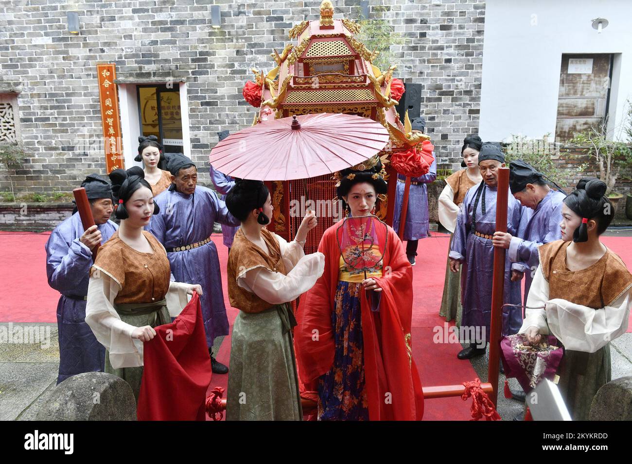 The traditional wedding customs activity was held in Heherenjian ...