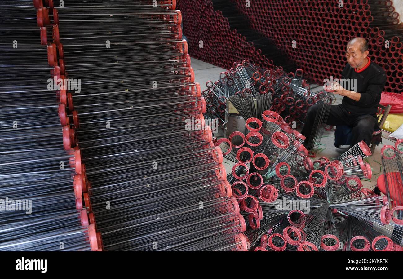 Workers are busy processing lantern bracket in Yangzhao Lantern ...