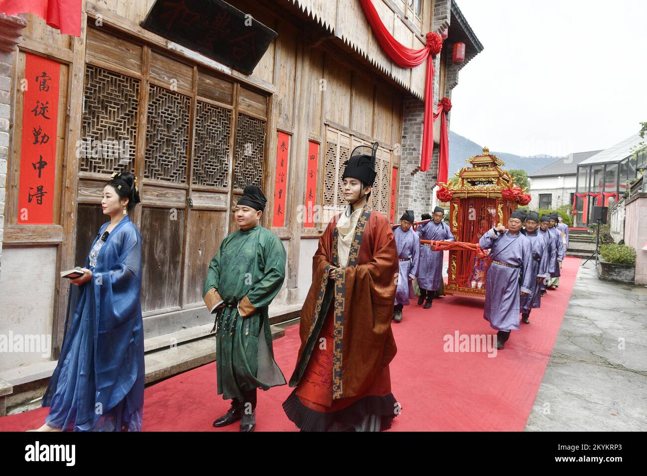 The traditional wedding customs activity was held in Heherenjian ...