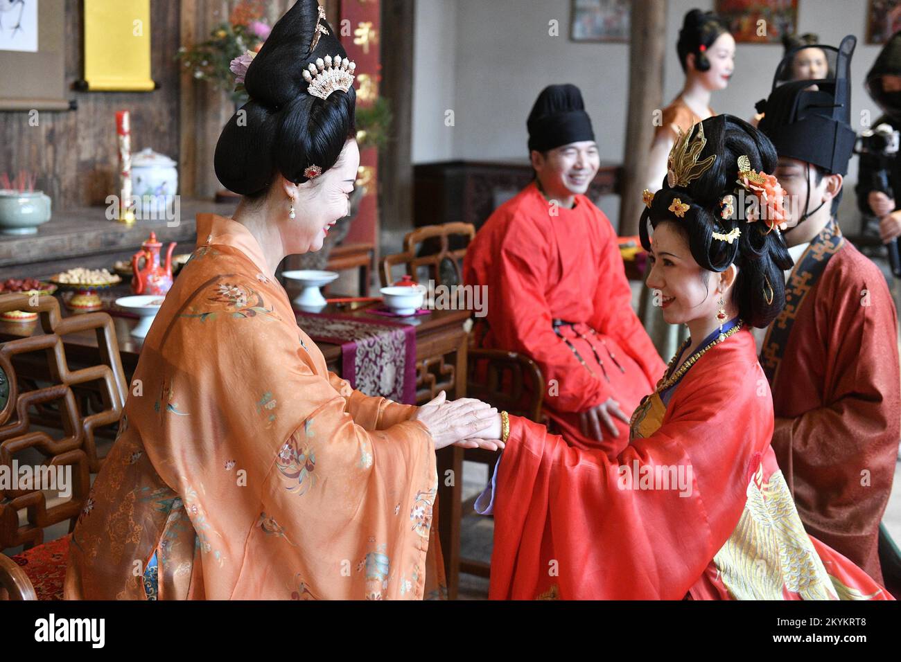 The traditional wedding customs activity was held in Heherenjian ...