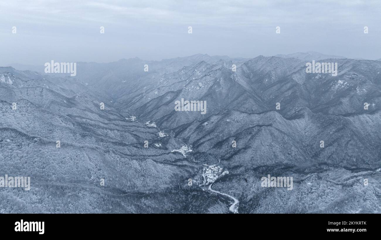 Aerial photo shows the snow scenery near the drainage divide of Qinling ...
