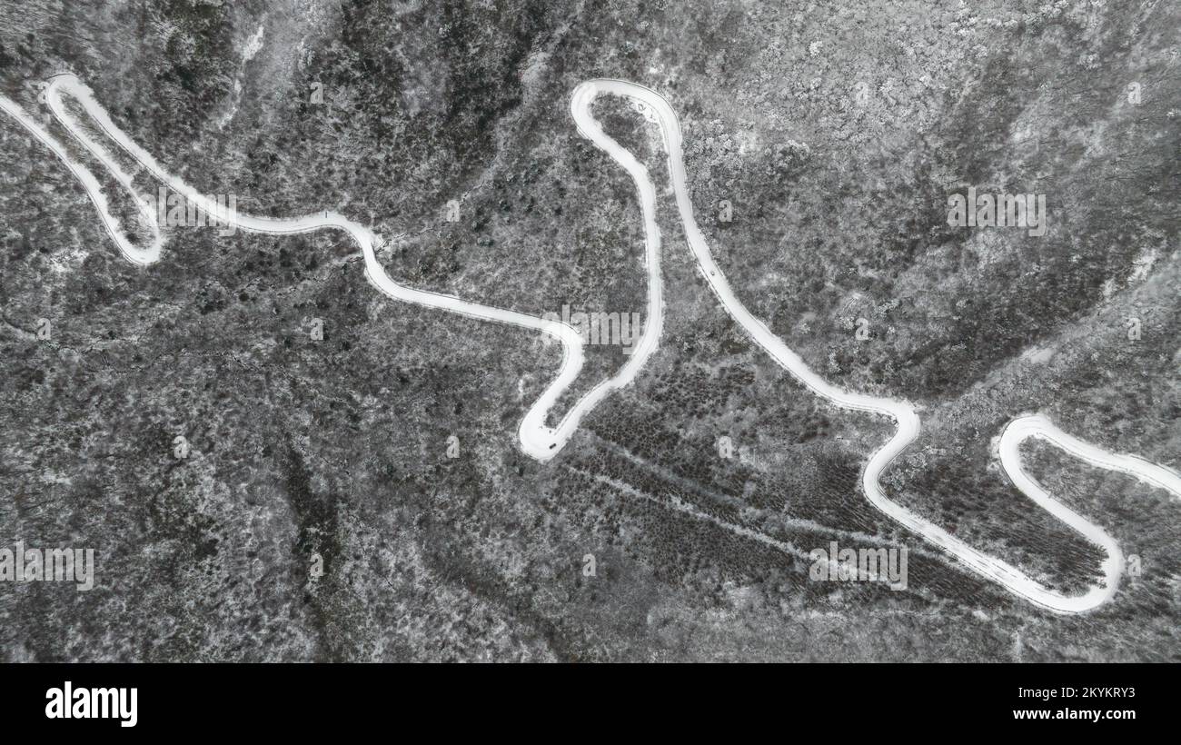 Aerial photo shows the snow scenery near the drainage divide of Qinling ...